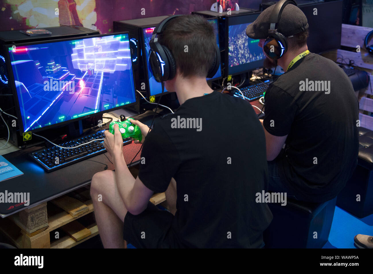 Live gamers hi-res stock photography and images - Alamy
