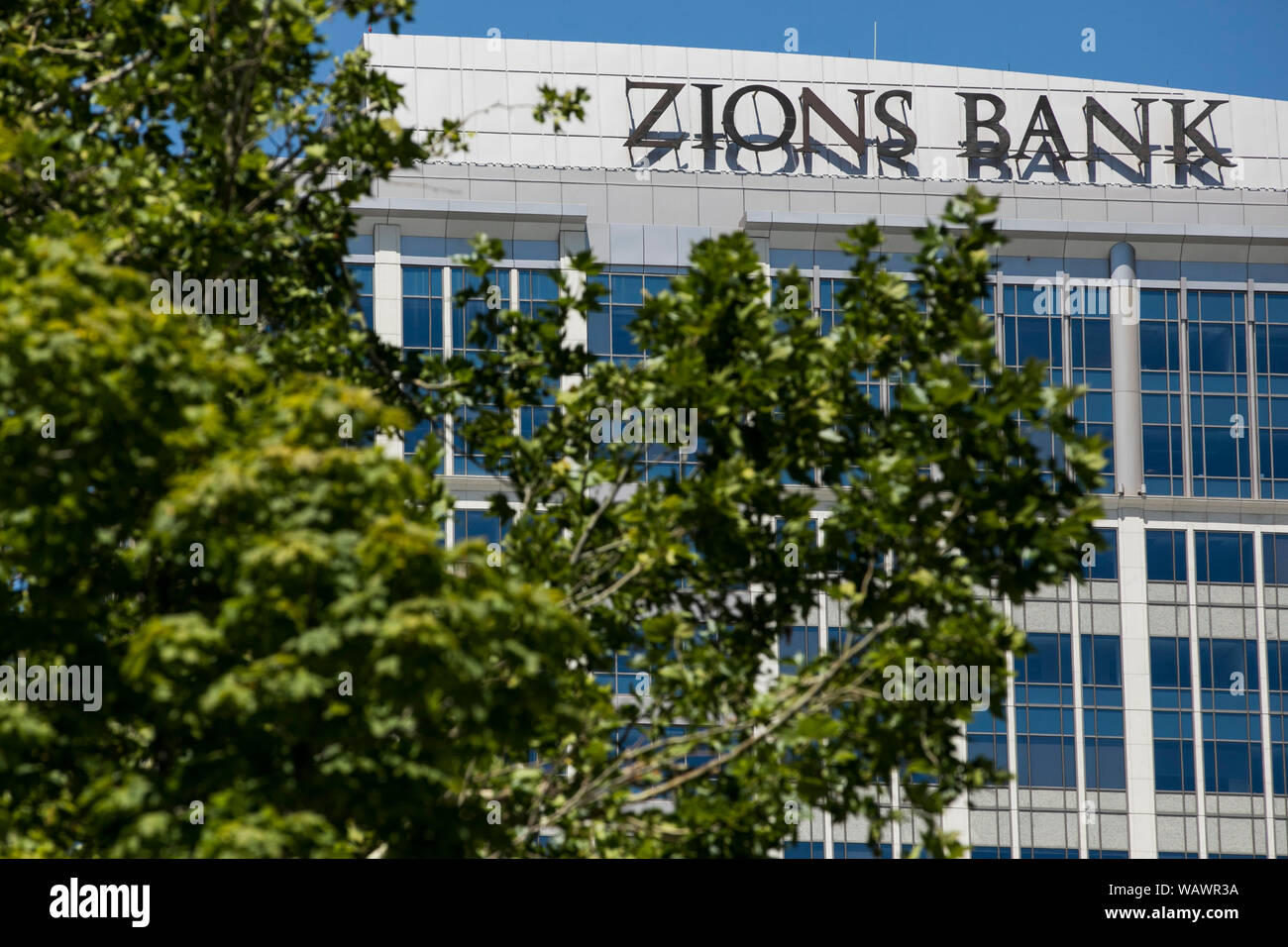 Bank sign logo hi-res stock photography and images - Alamy