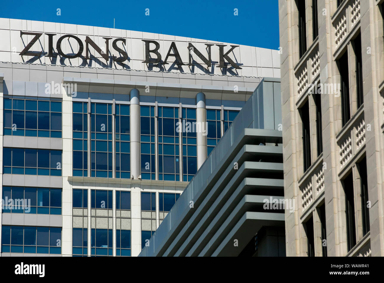 Bank sign logo hi-res stock photography and images - Alamy