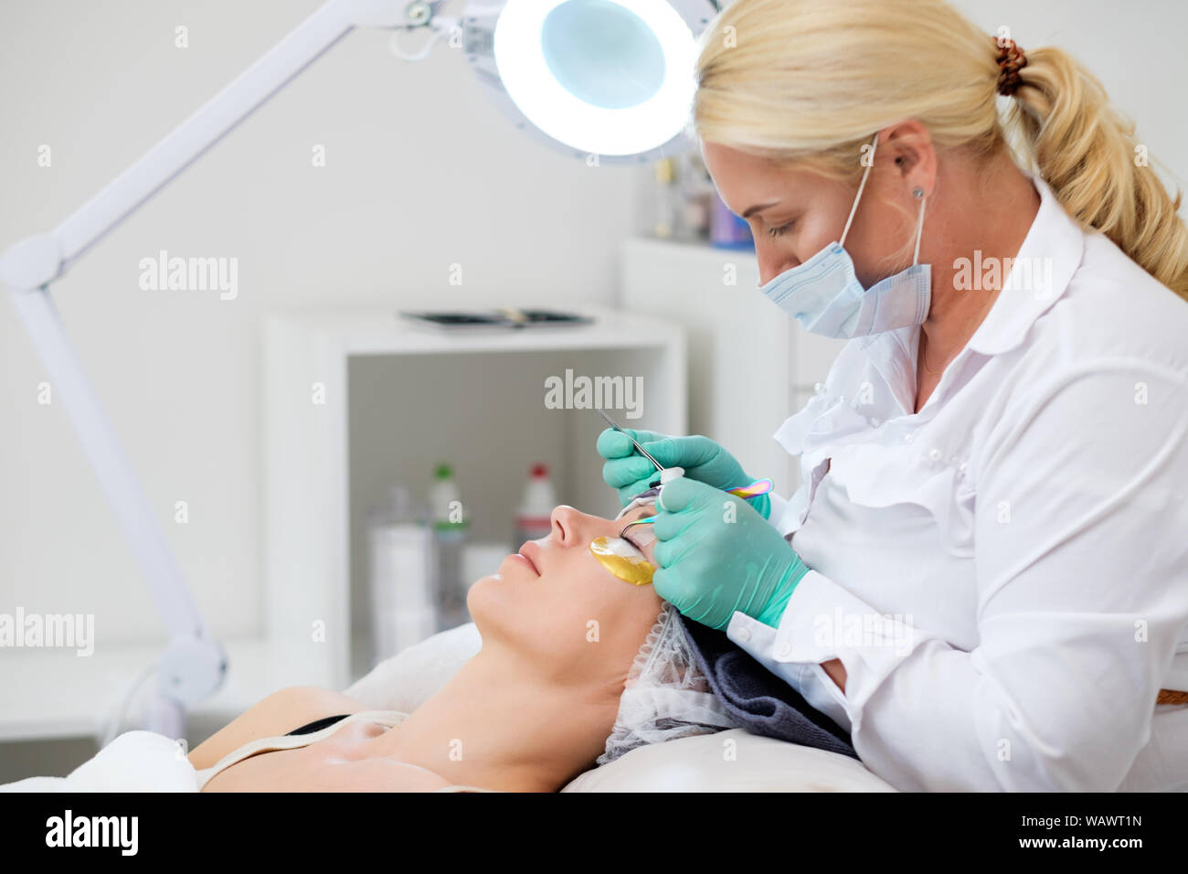 Eyelash extension procedure working process hi-res stock photography ...