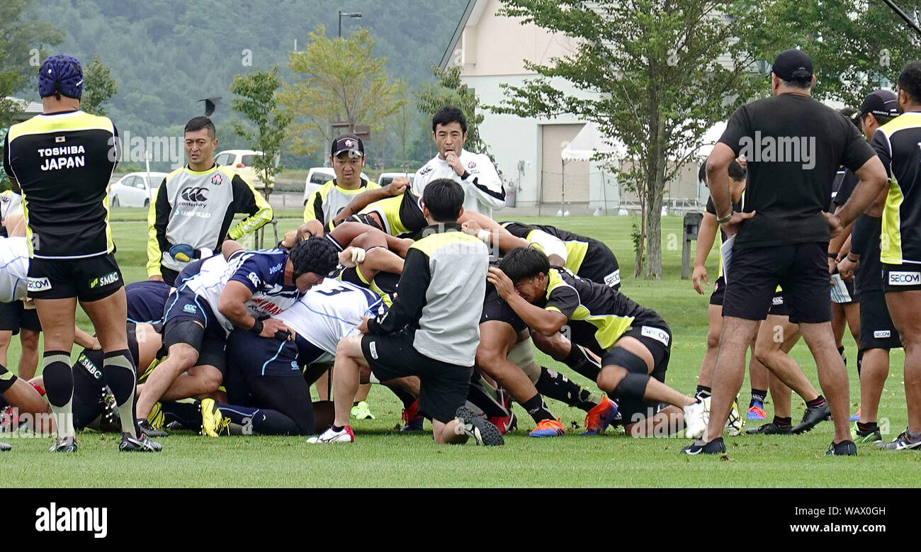 Japan's national rugby team (R) trains with the Yamaha Jubilo Top ...