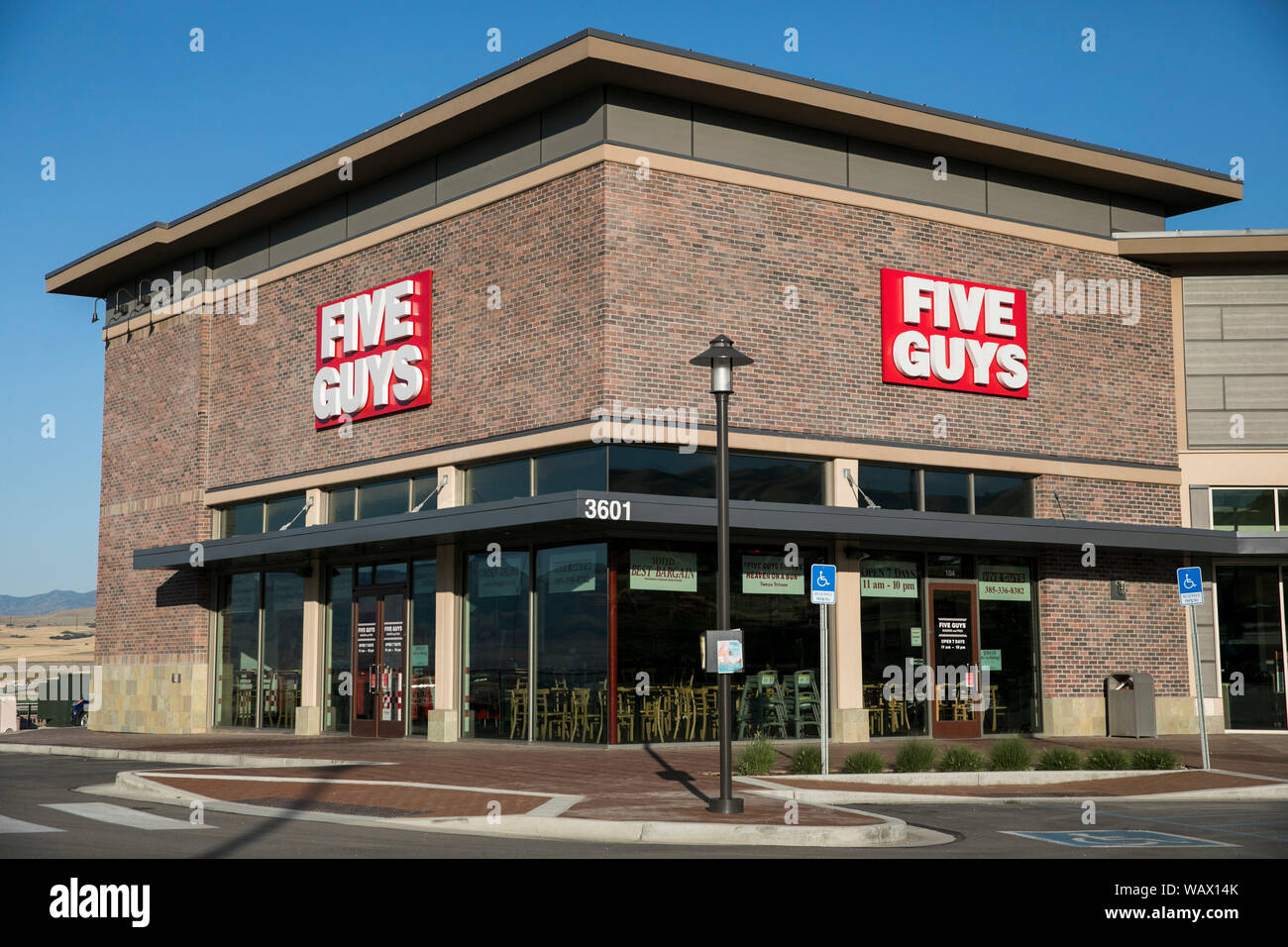 Five guys restaurant hi-res stock photography and images - Alamy