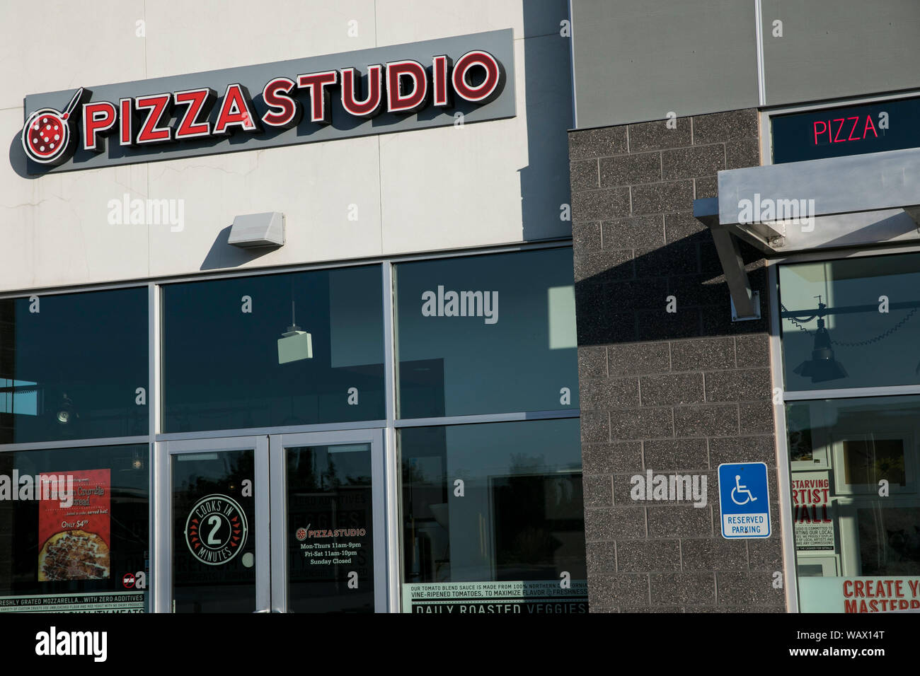 Pizza company logo hi-res stock photography and images - Alamy