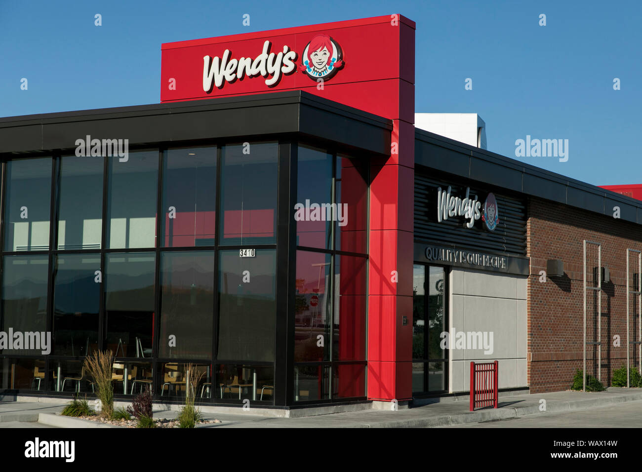 Wendys restaurant building hi-res stock photography and images - Alamy