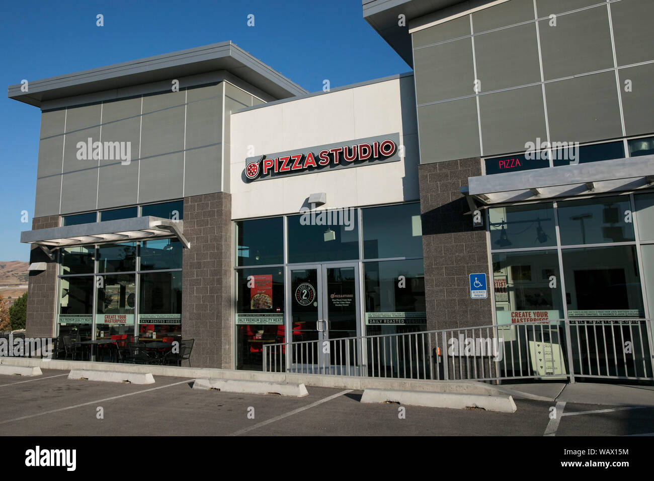 Pizza company logo hi-res stock photography and images - Alamy