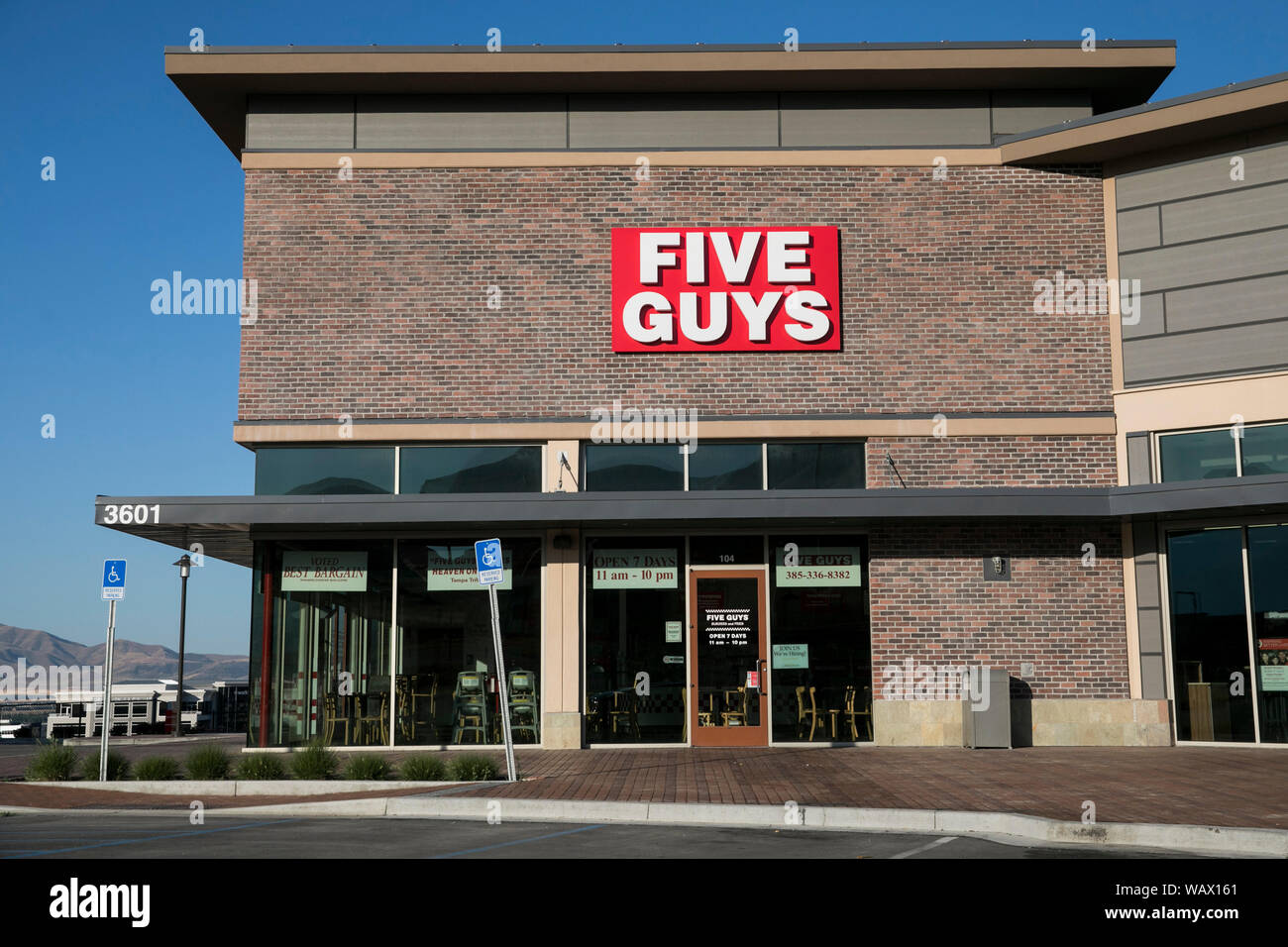 Five guys sign hi-res stock photography and images - Alamy