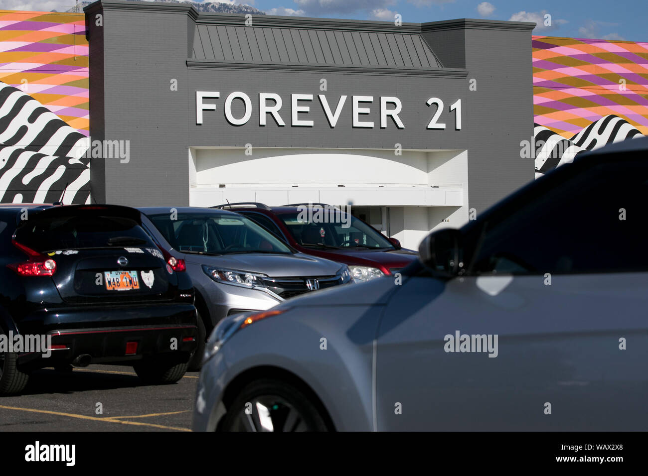 Forever 21 logo hi-res stock photography and images - Alamy