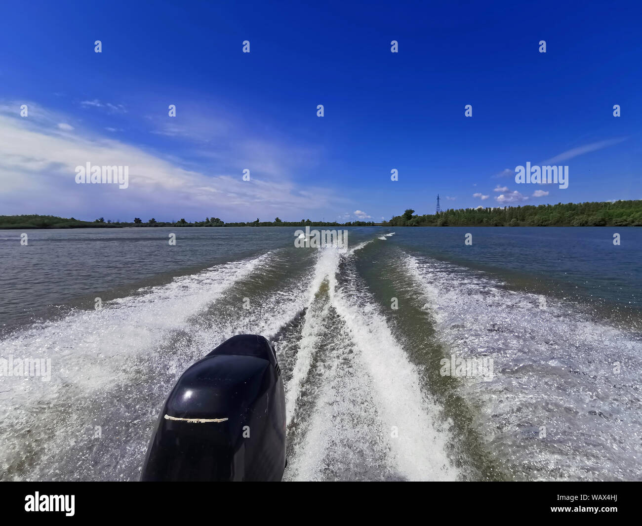 Wake boat speeding on lake hi-res stock photography and images - Alamy
