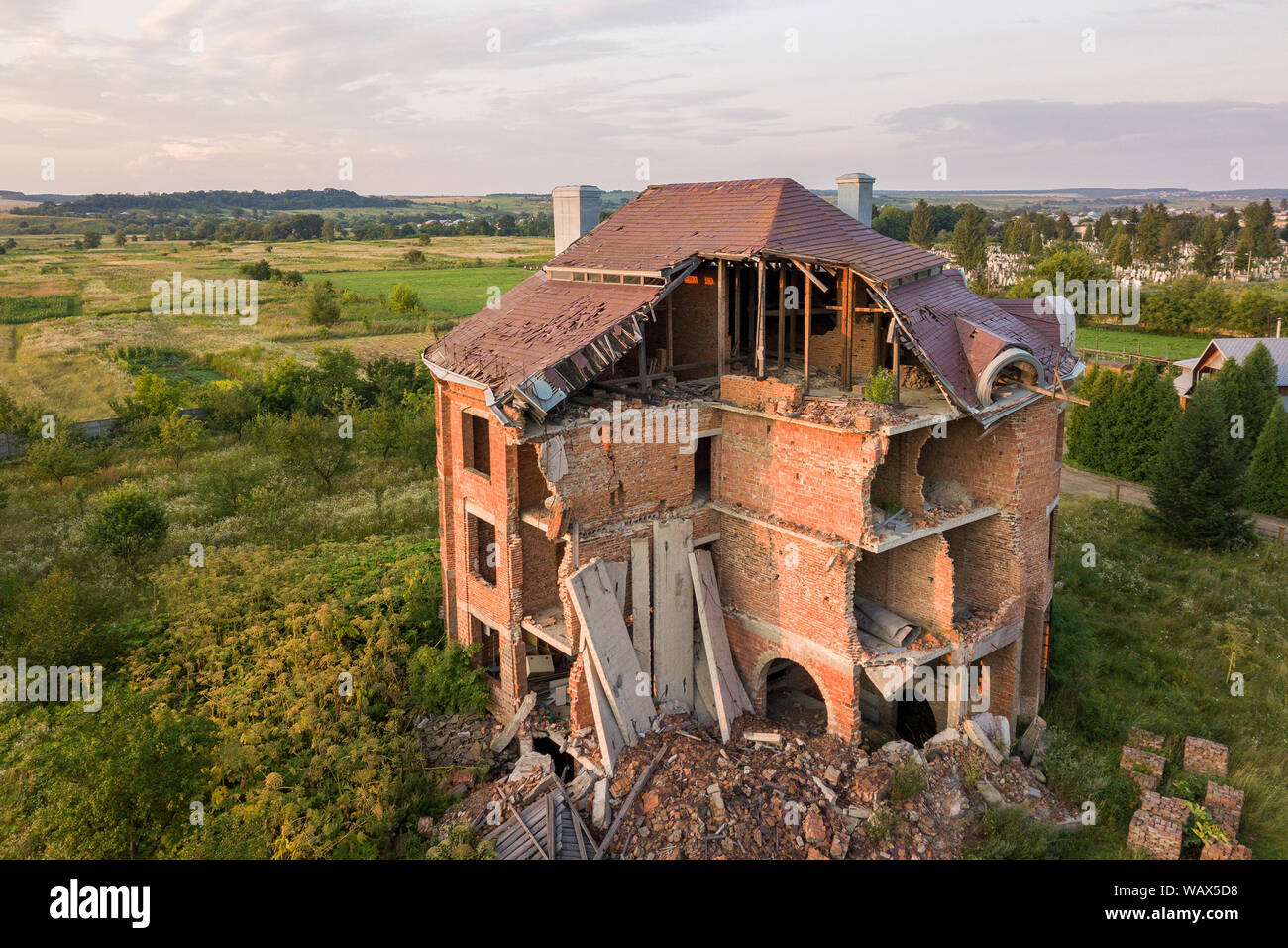Old ruined building after earthquake. A collapsed brick house Stock ...