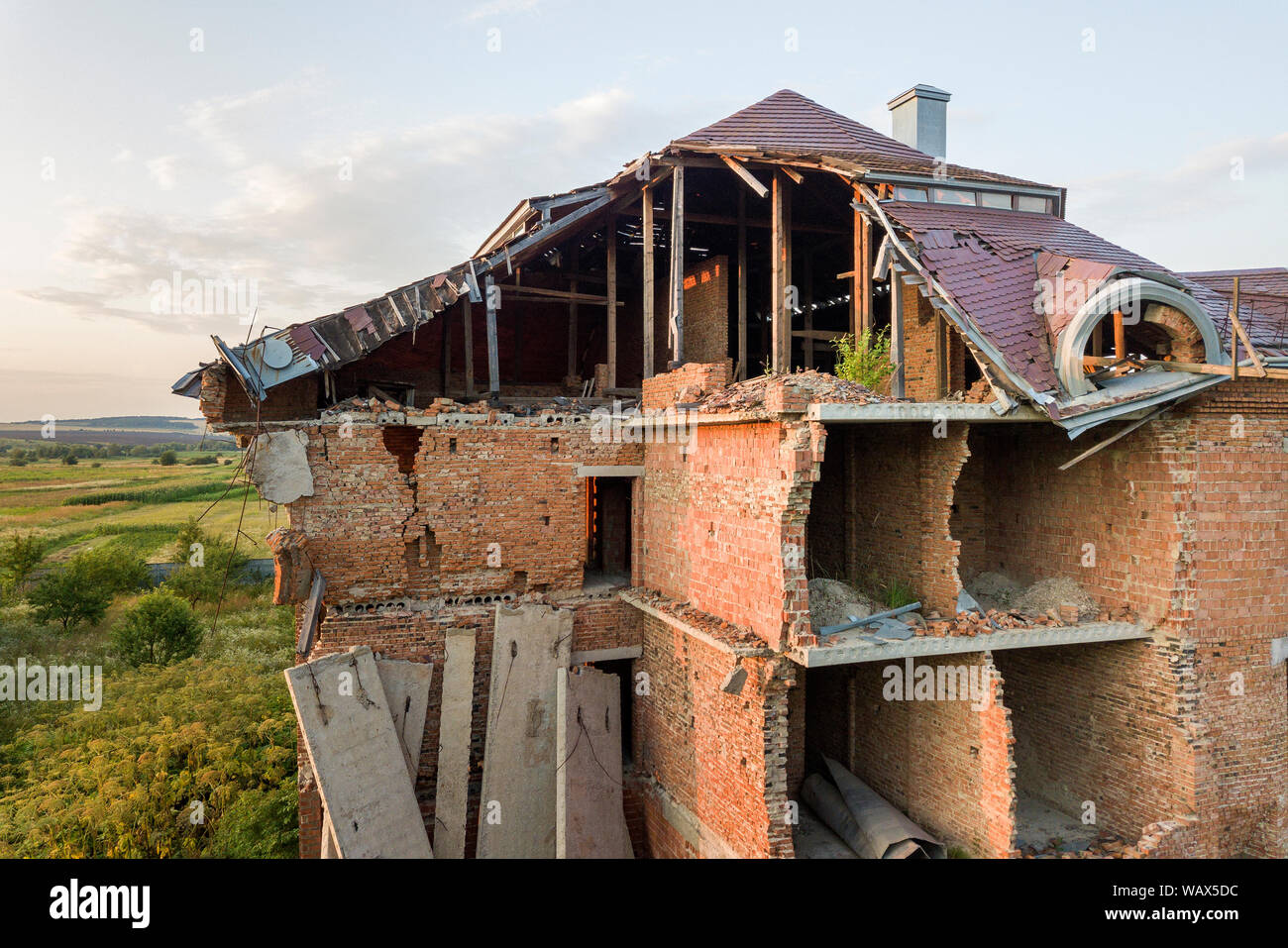 Old ruined building after earthquake. A collapsed brick house Stock ...