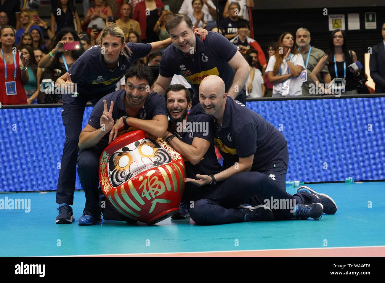 Esultanza dello staff tecnico di davide mazzanti hi-res stock photography and images - Alamy