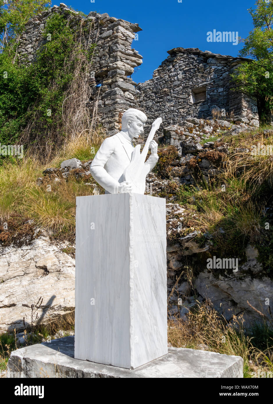 David bowie statue hi-res stock photography and images - Alamy