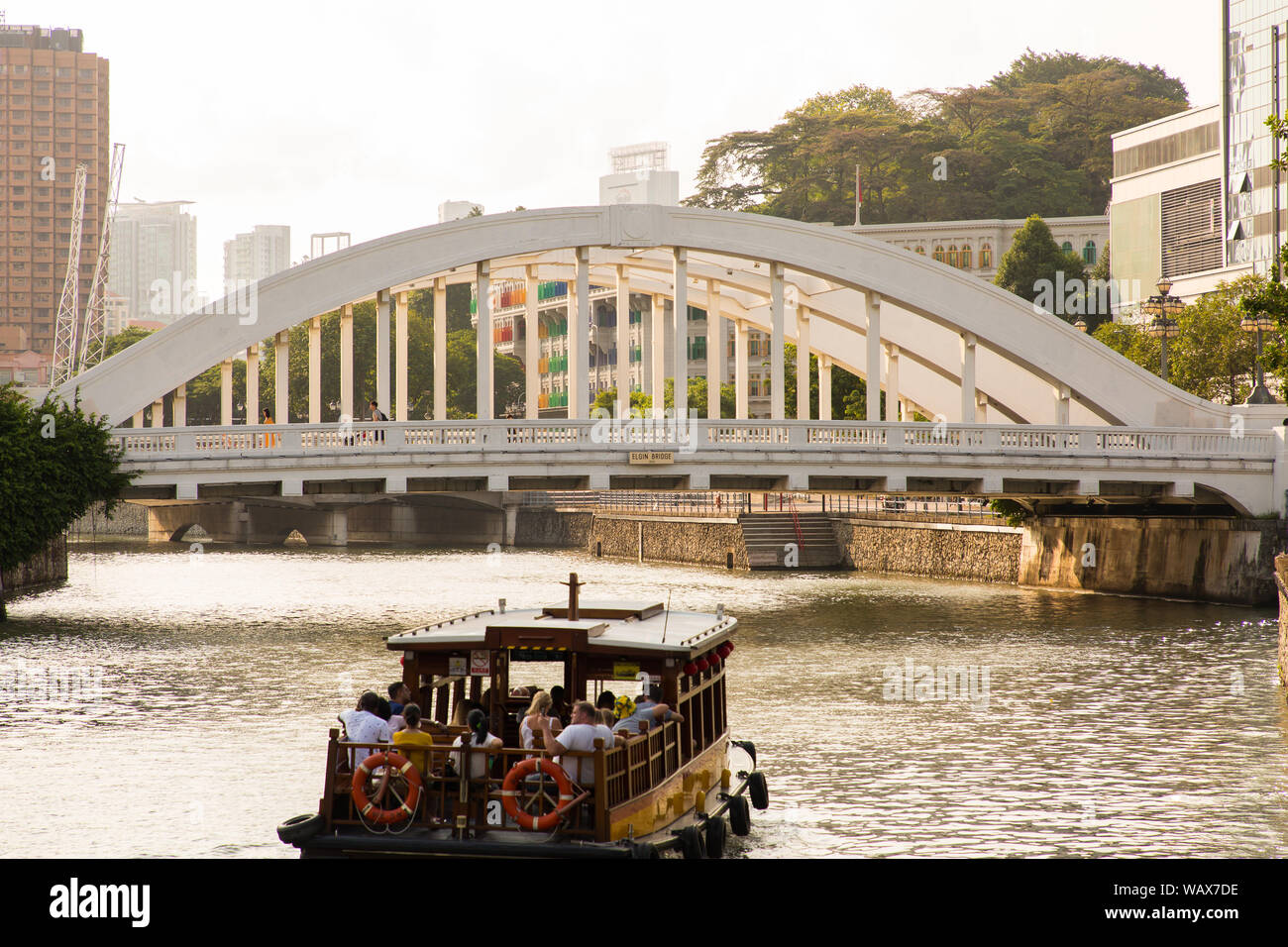 River cruise bum boat touring around Singapore River during the late ...