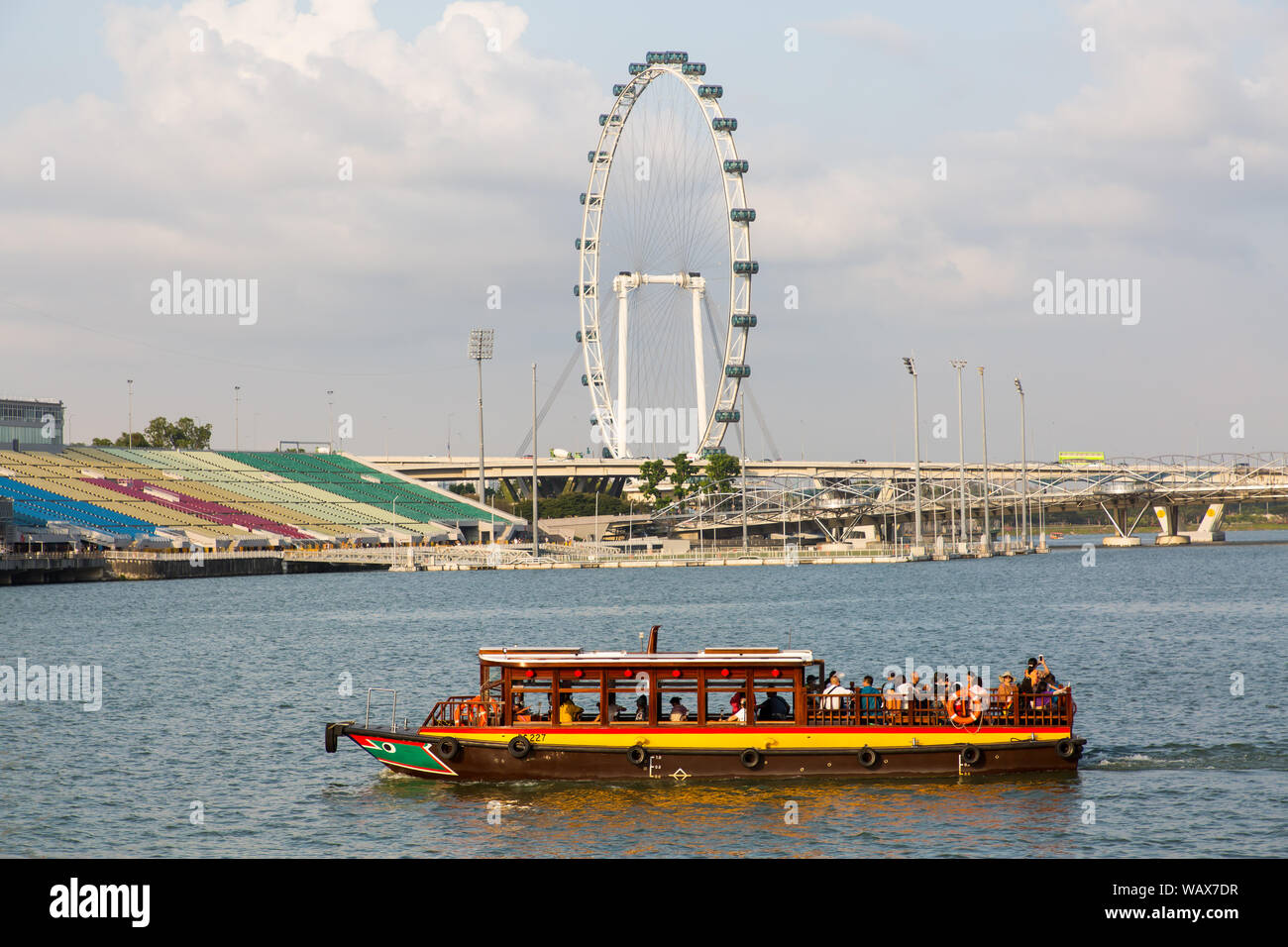 River cruise bum boat touring around Singapore River Stock Photo - Alamy