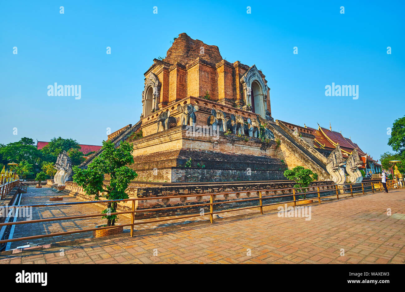 Explore interesting decorations of medieval Phra That Chedi Luang ...