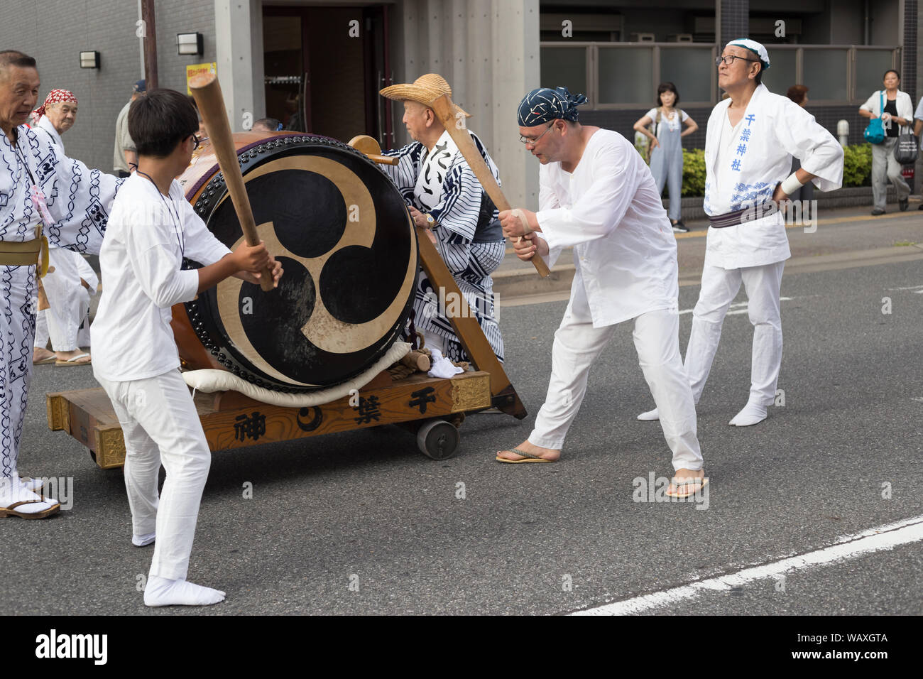 Japanese taiko drummer kimono hi-res stock photography and images - Alamy