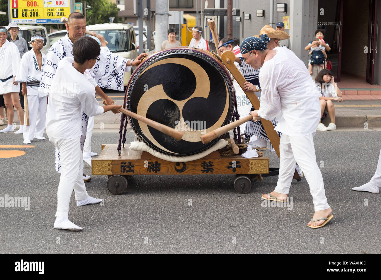 Japanese taiko drummer kimono hi-res stock photography and images - Alamy