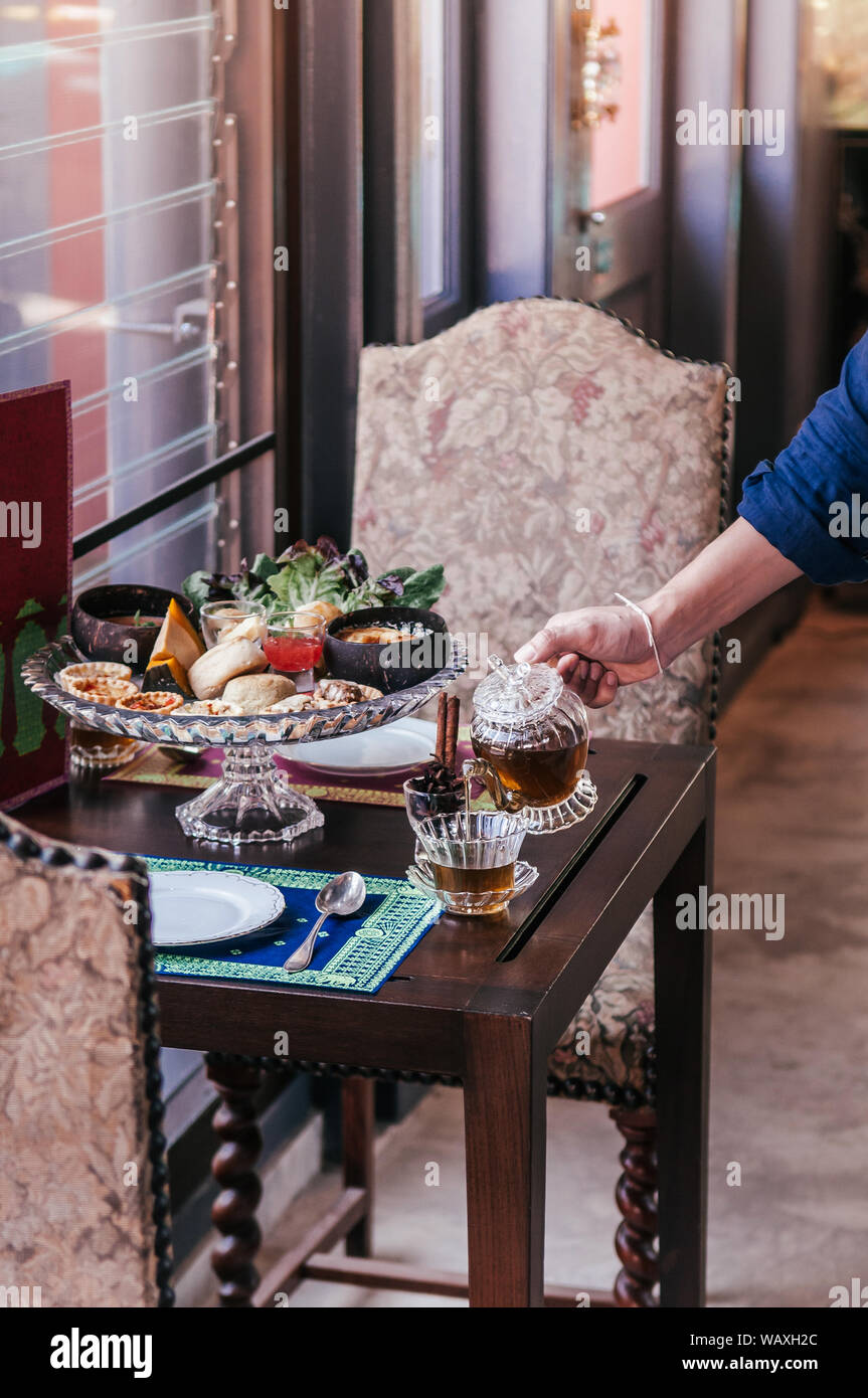 Pouring tea traditional england hi-res stock photography and images - Alamy
