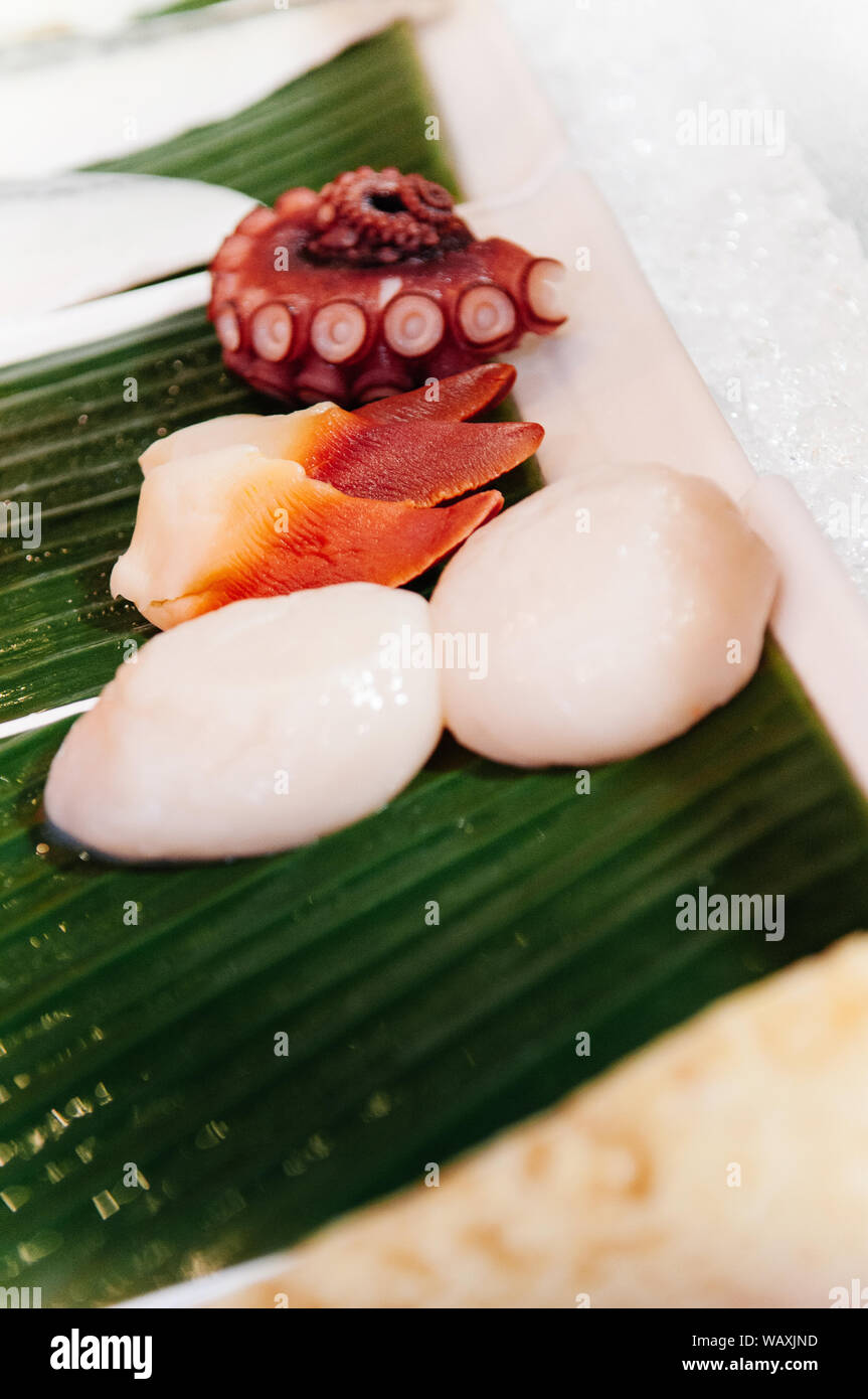 Fresh seafood Octopus Tako and Hokkigai stimpson surf clam on ice for ...