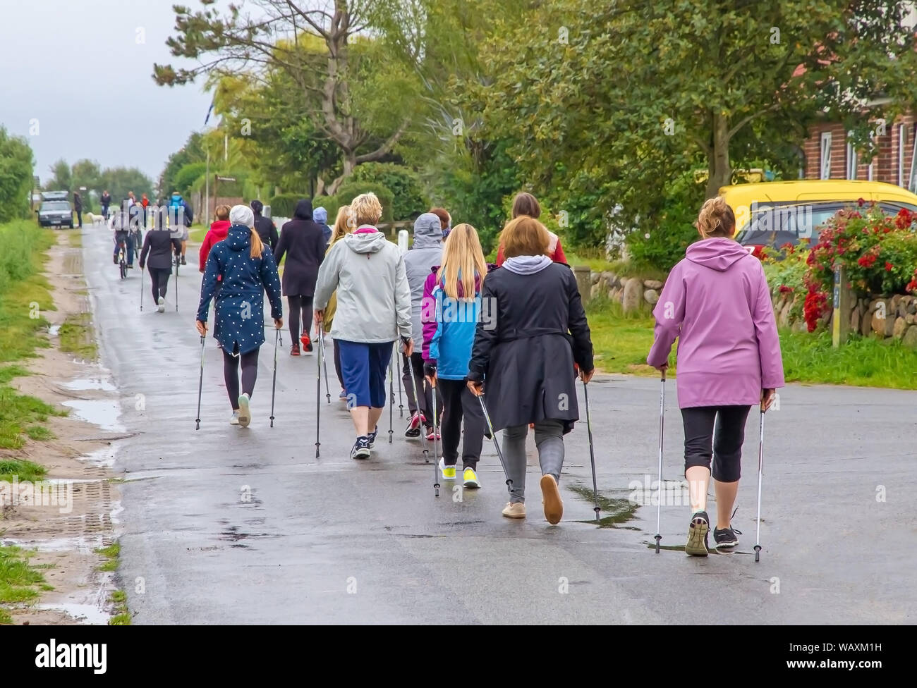 Group of women walking hi-res stock photography and images - Alamy