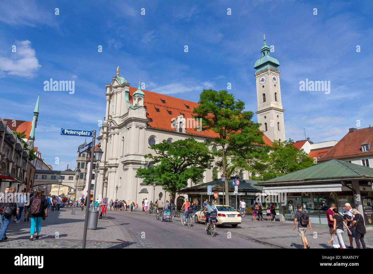 View towards Heiliggeistkirche passed the city centre Viktualienmarkt ...