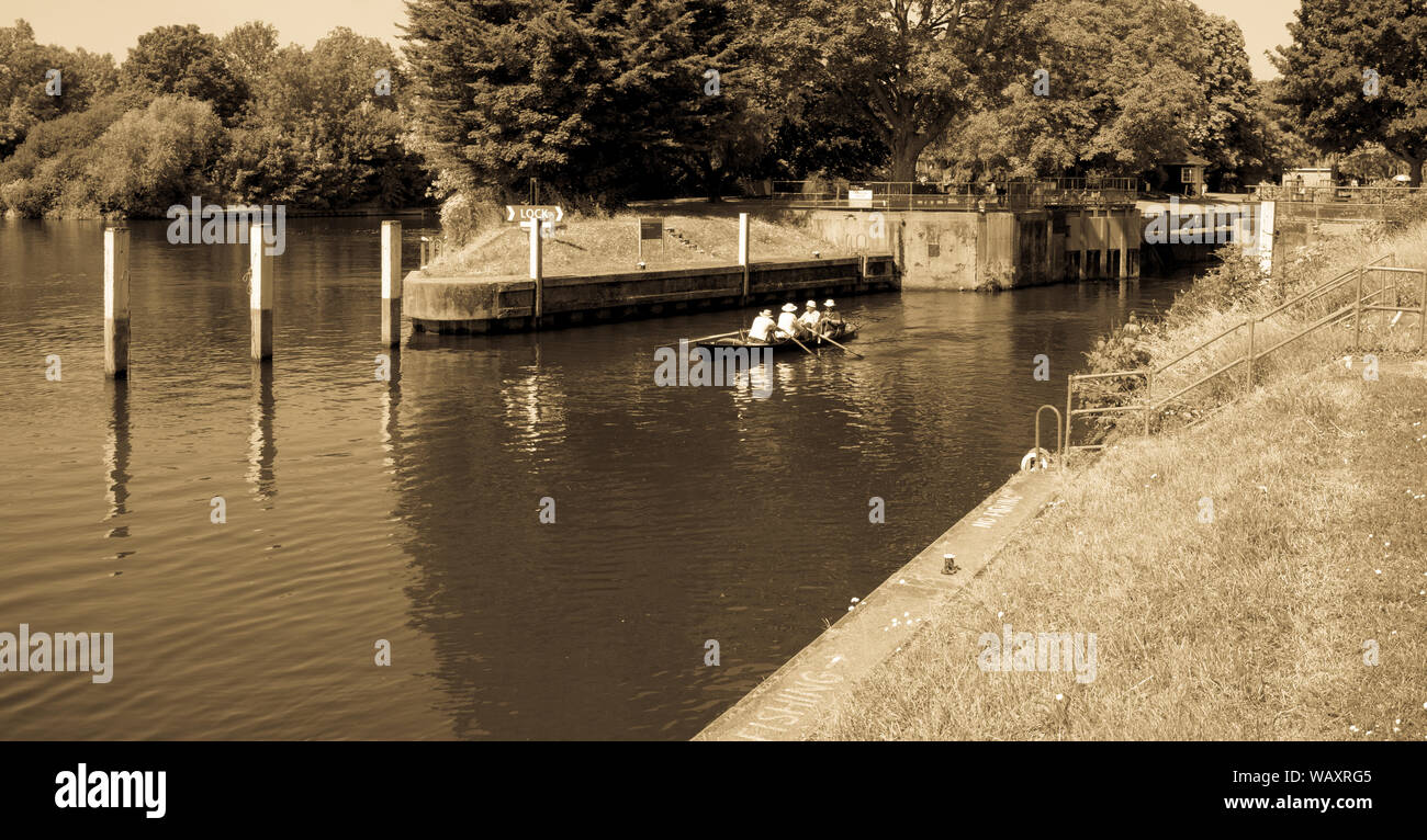 Rowing, Penton Hook Lock, on The Thames Path, Staines-upon-Thames ...