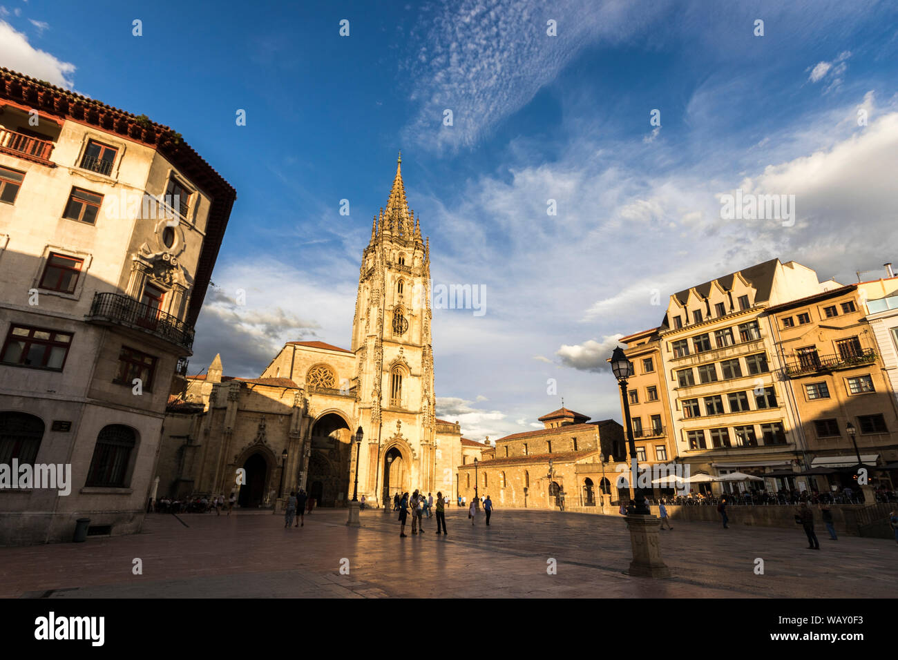 Catedral de oviedo exterior hi-res stock photography and images - Alamy