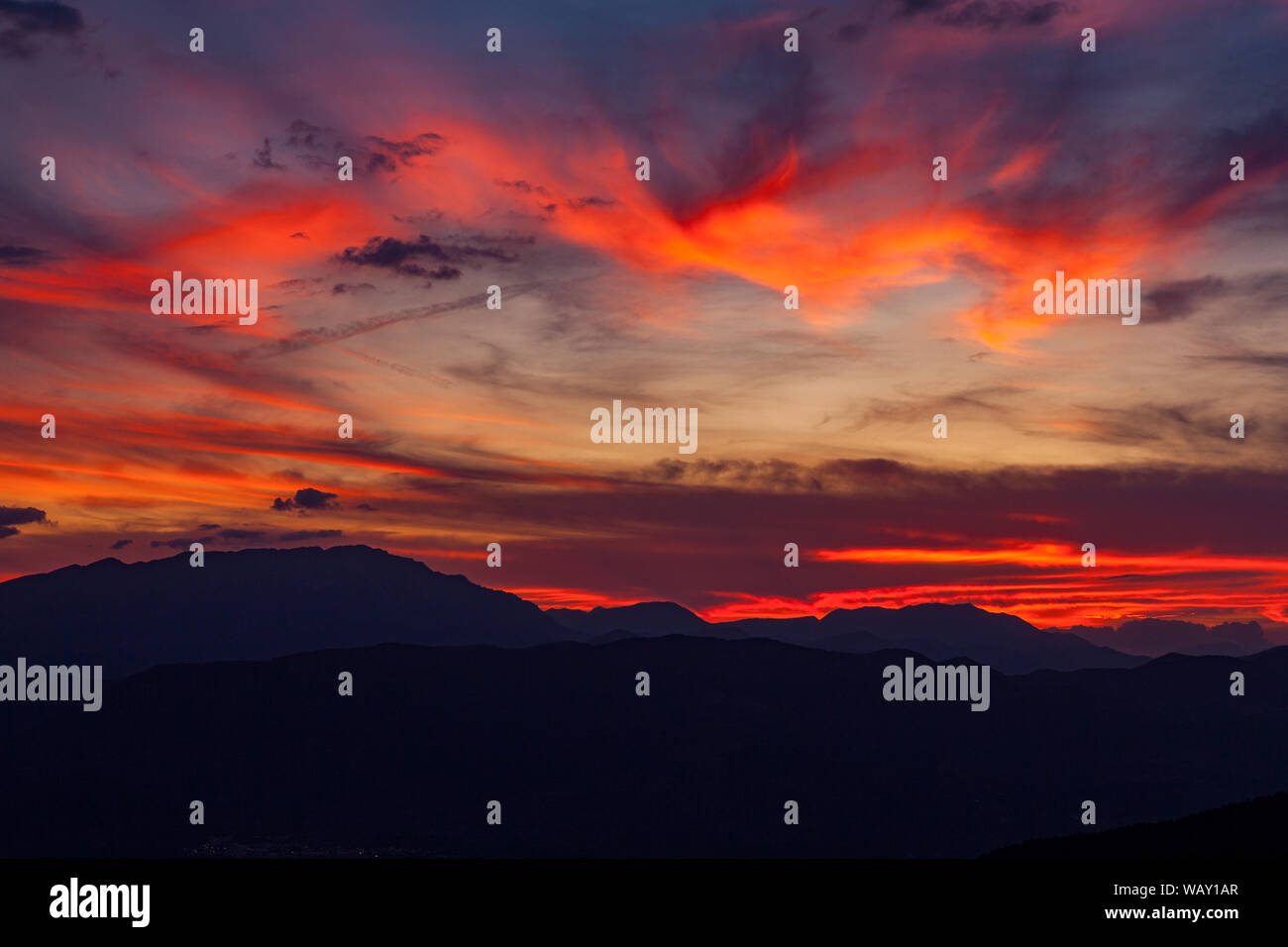 Red sunset hi-res stock photography and images - Alamy