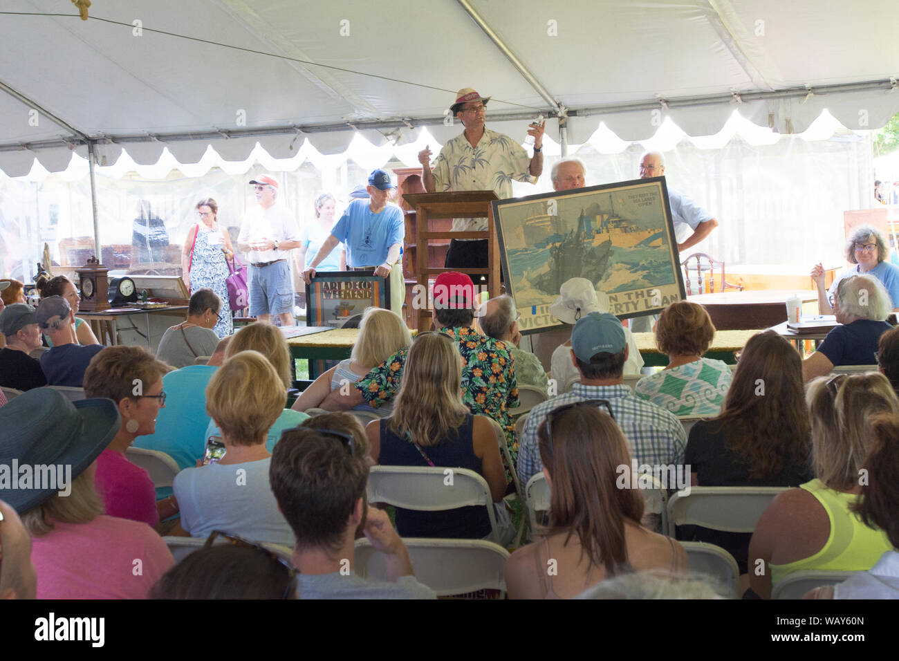 Auction crowd hi-res stock photography and images - Alamy
