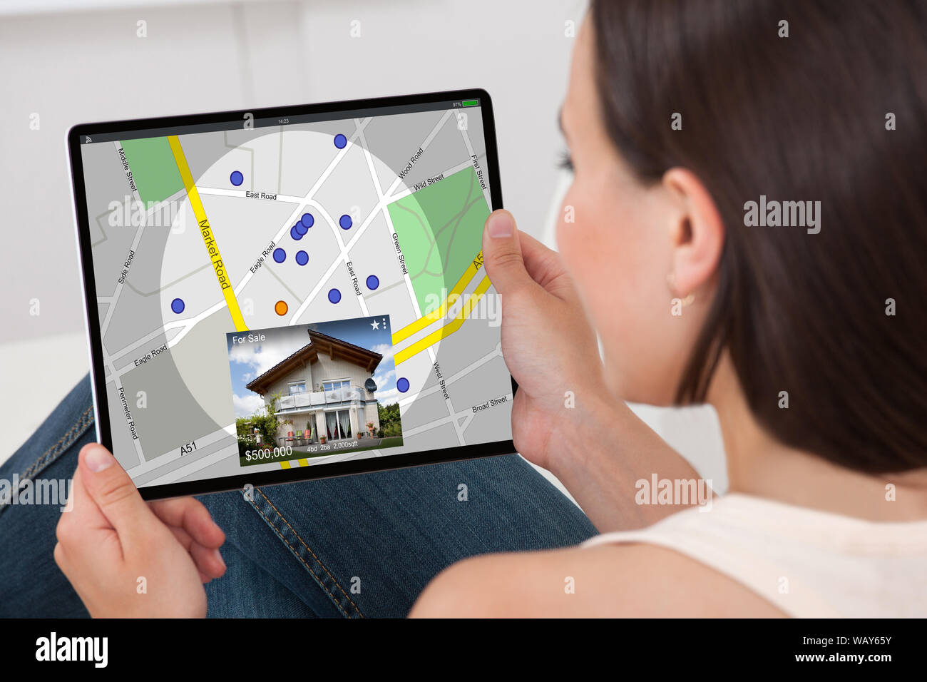 Searching for people hi-res stock photography and images - Alamy