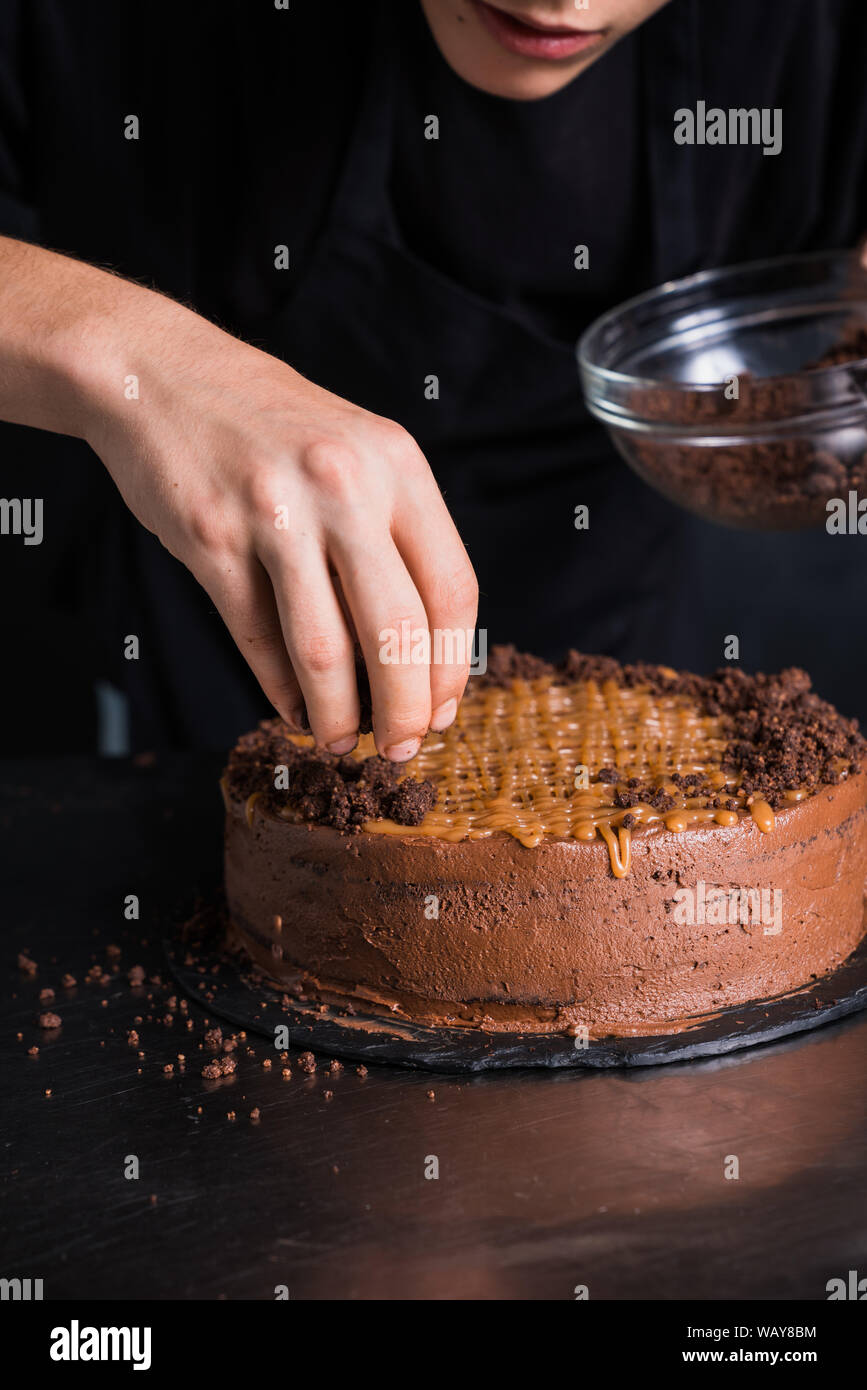 Men decorating chocolate cake hi-res stock photography and images - Alamy