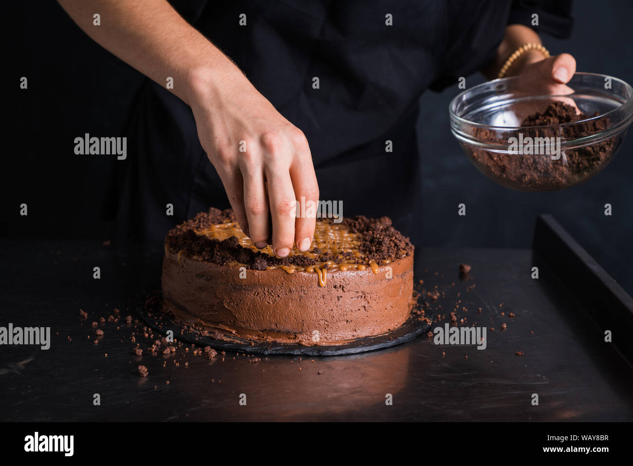 Hands decorating cake hi-res stock photography and images - Alamy