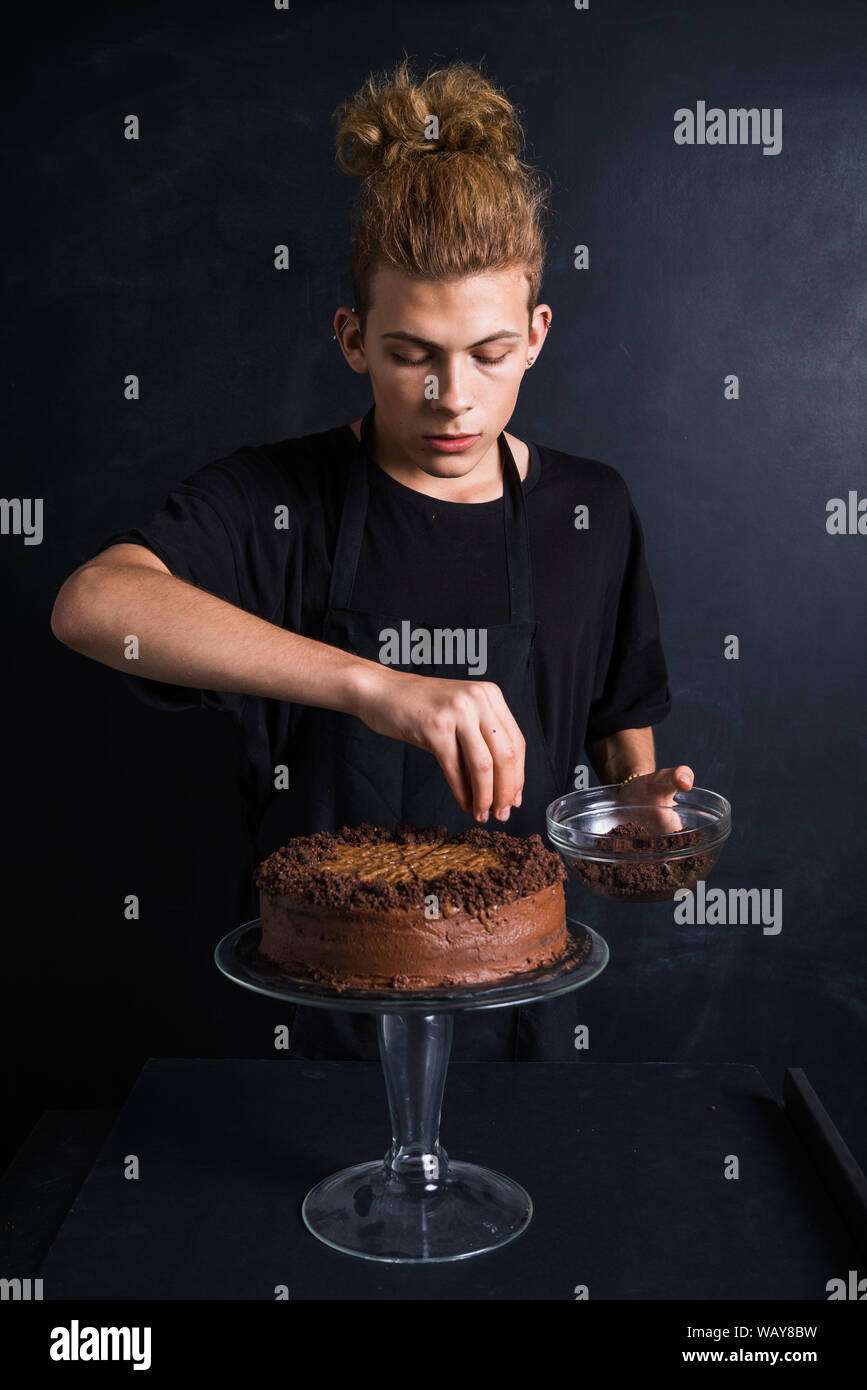 Men decorating chocolate cake hi-res stock photography and images - Alamy
