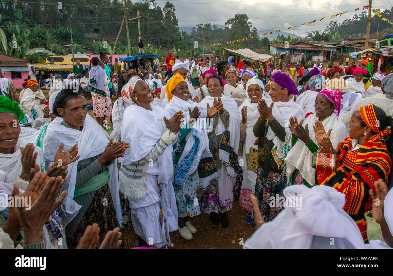 Dorze women singing Chencha market southern Ethiopia Stock Photo - Alamy