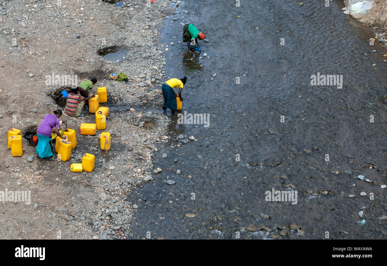 Women in ethiopia collecting water hi-res stock photography and images ...