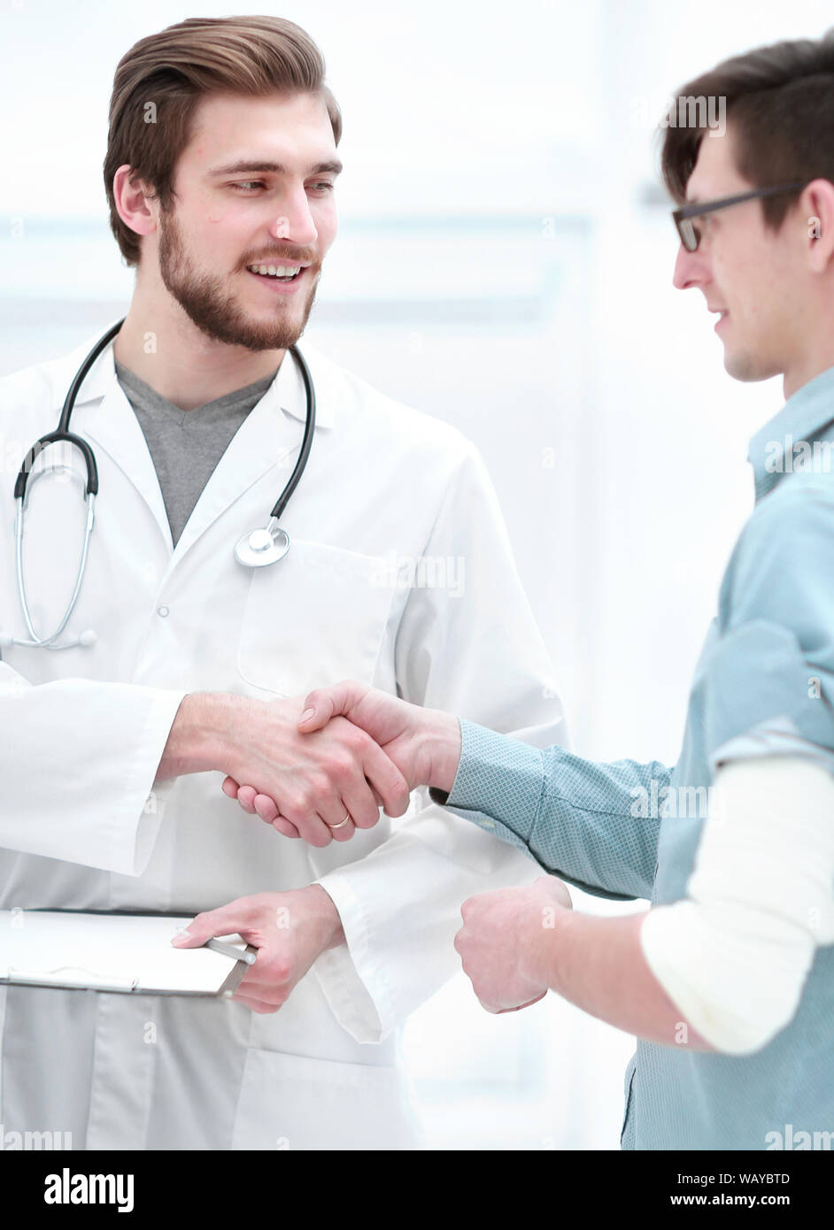 doctor congratulating the patient with recovery Stock Photo - Alamy