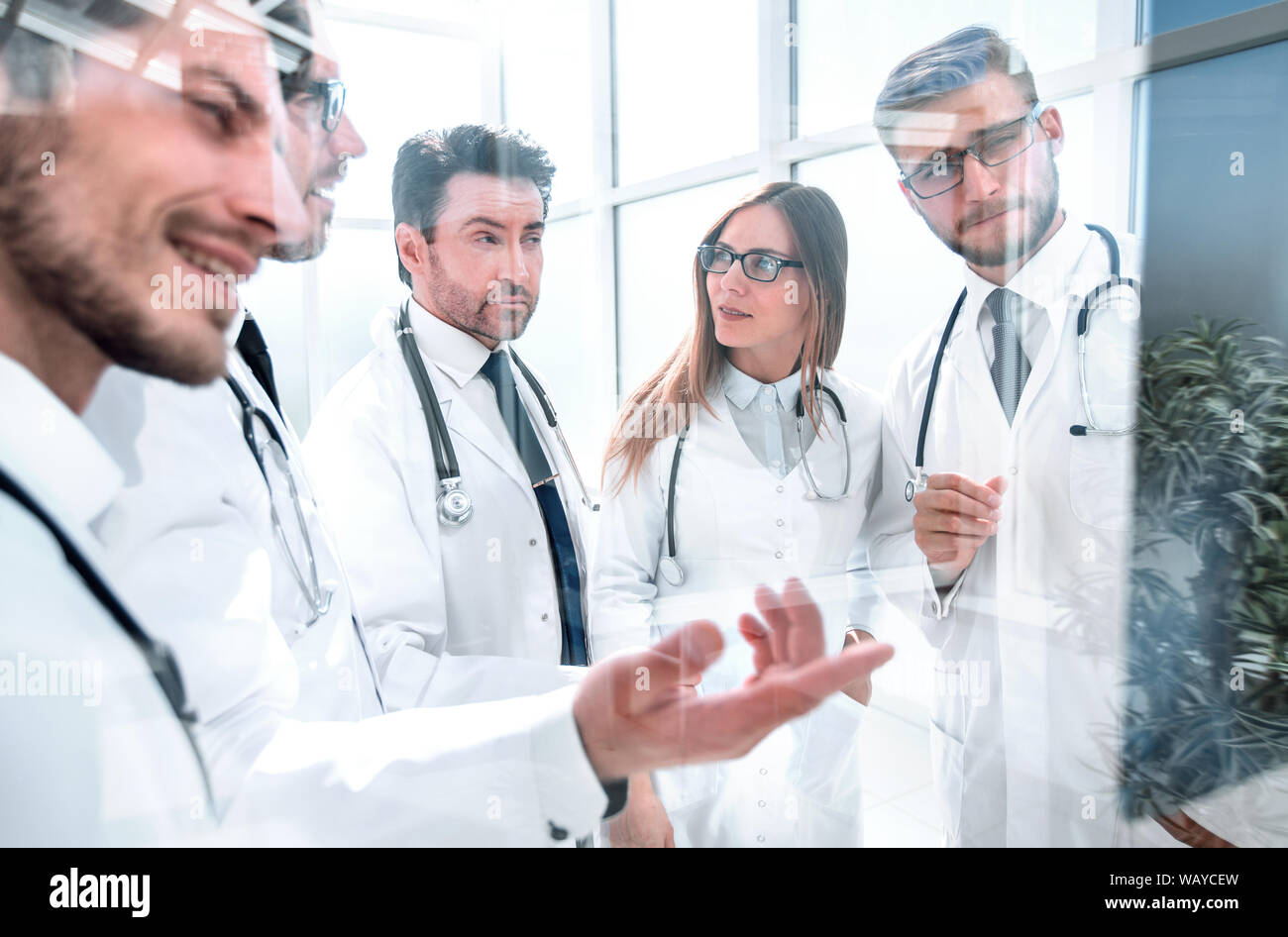 group of doctors discussing the patient's x-ray Stock Photo - Alamy
