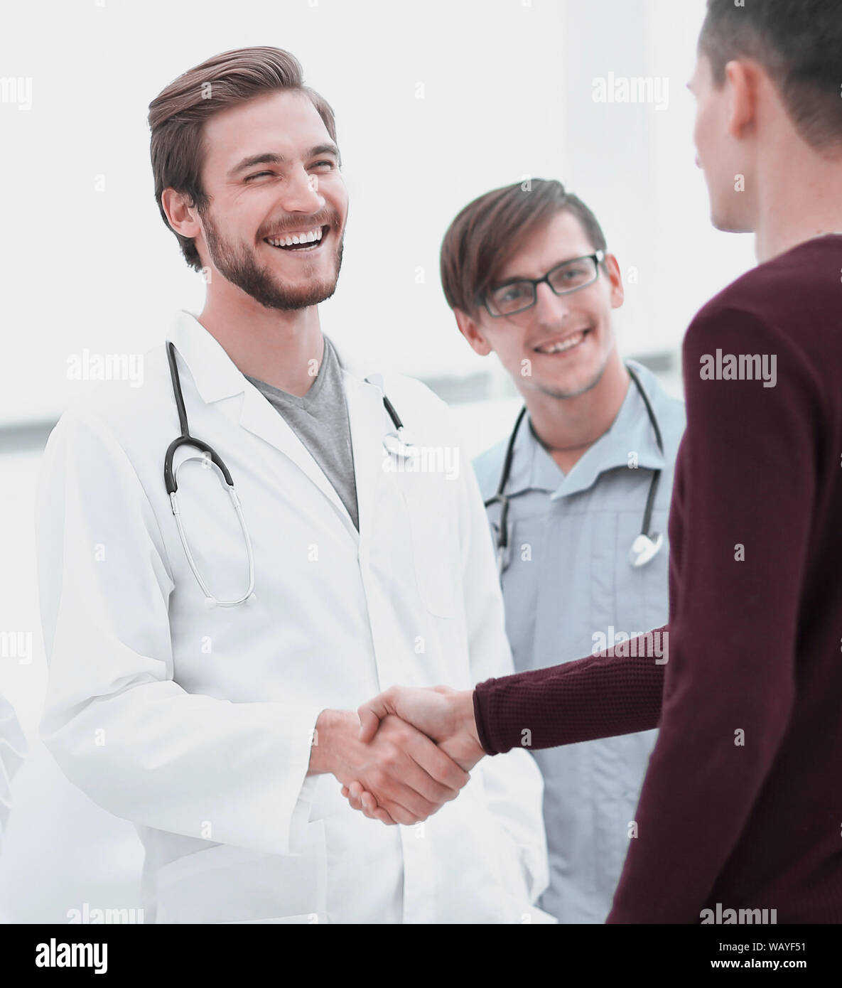 patient shaking hands with doctor Stock Photo - Alamy