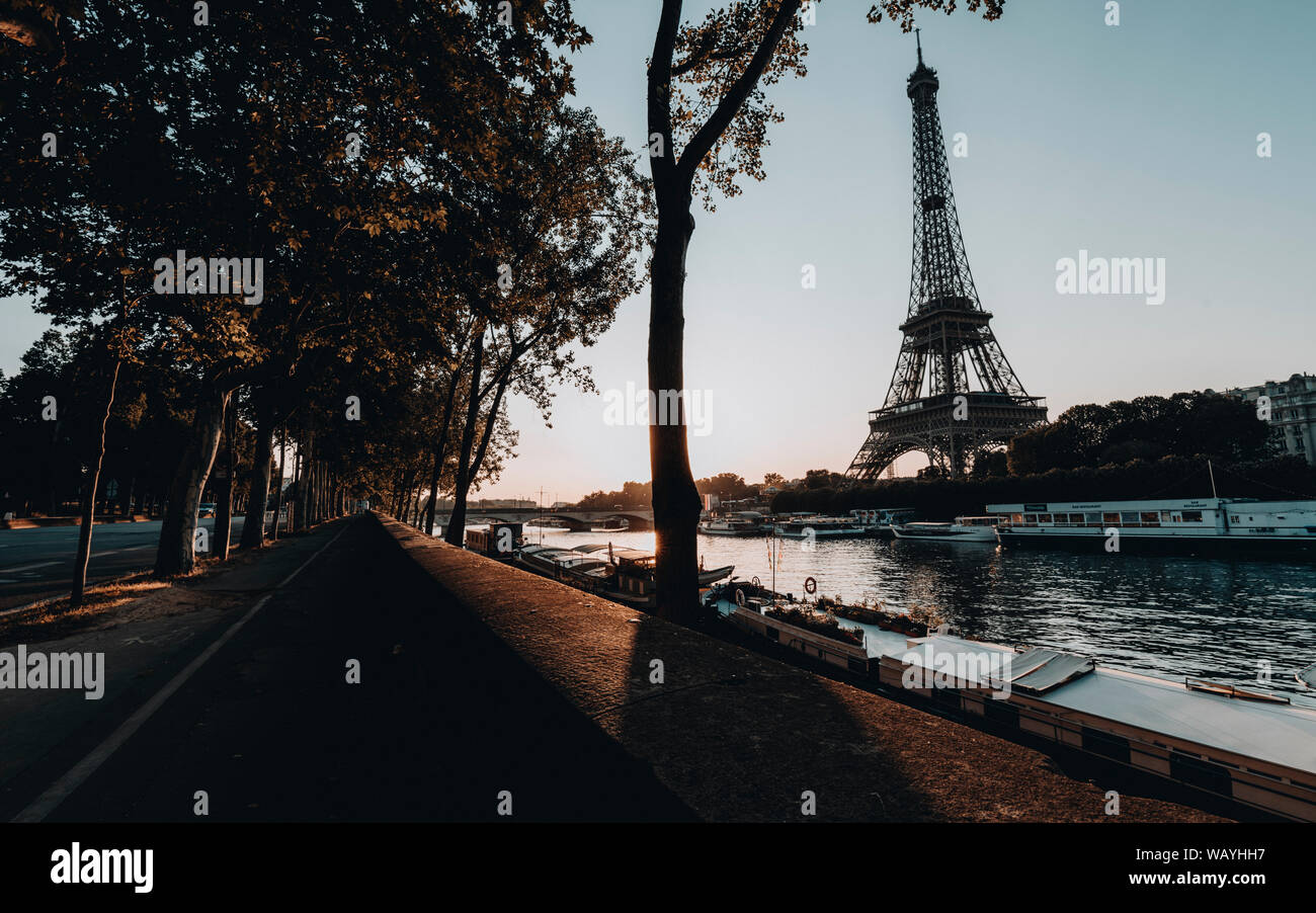 Eiffel tower sunset bridges hi-res stock photography and images - Alamy