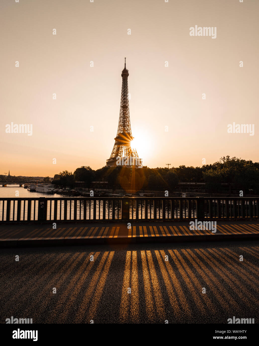 Eiffel tower sunset bridges hi-res stock photography and images - Alamy