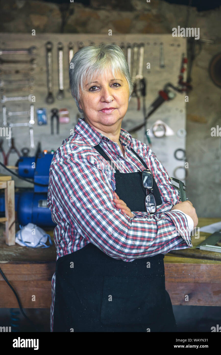 Female carpenter in his workshop Stock Photo - Alamy