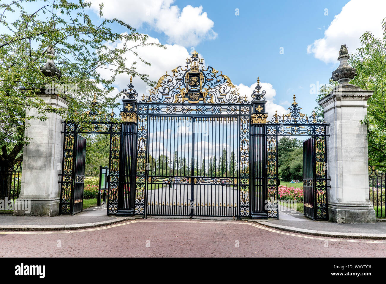 Regents park london gates hi-res stock photography and images - Alamy