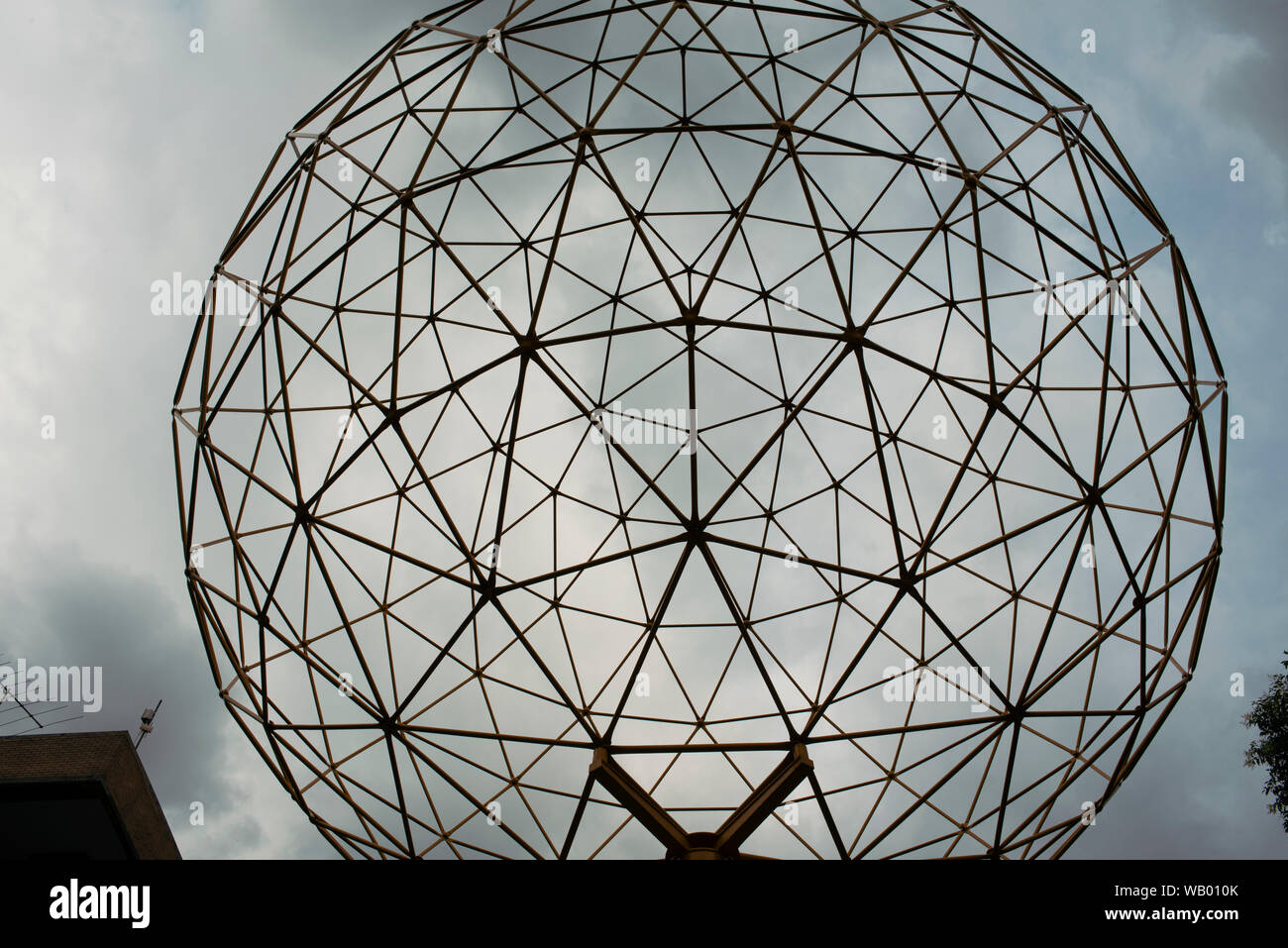 Geodesic sphere installation at the Faculty of Architecture, UNAM ...