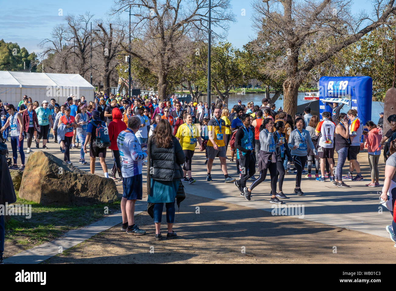 Cheering marathon runners hi-res stock photography and images - Alamy