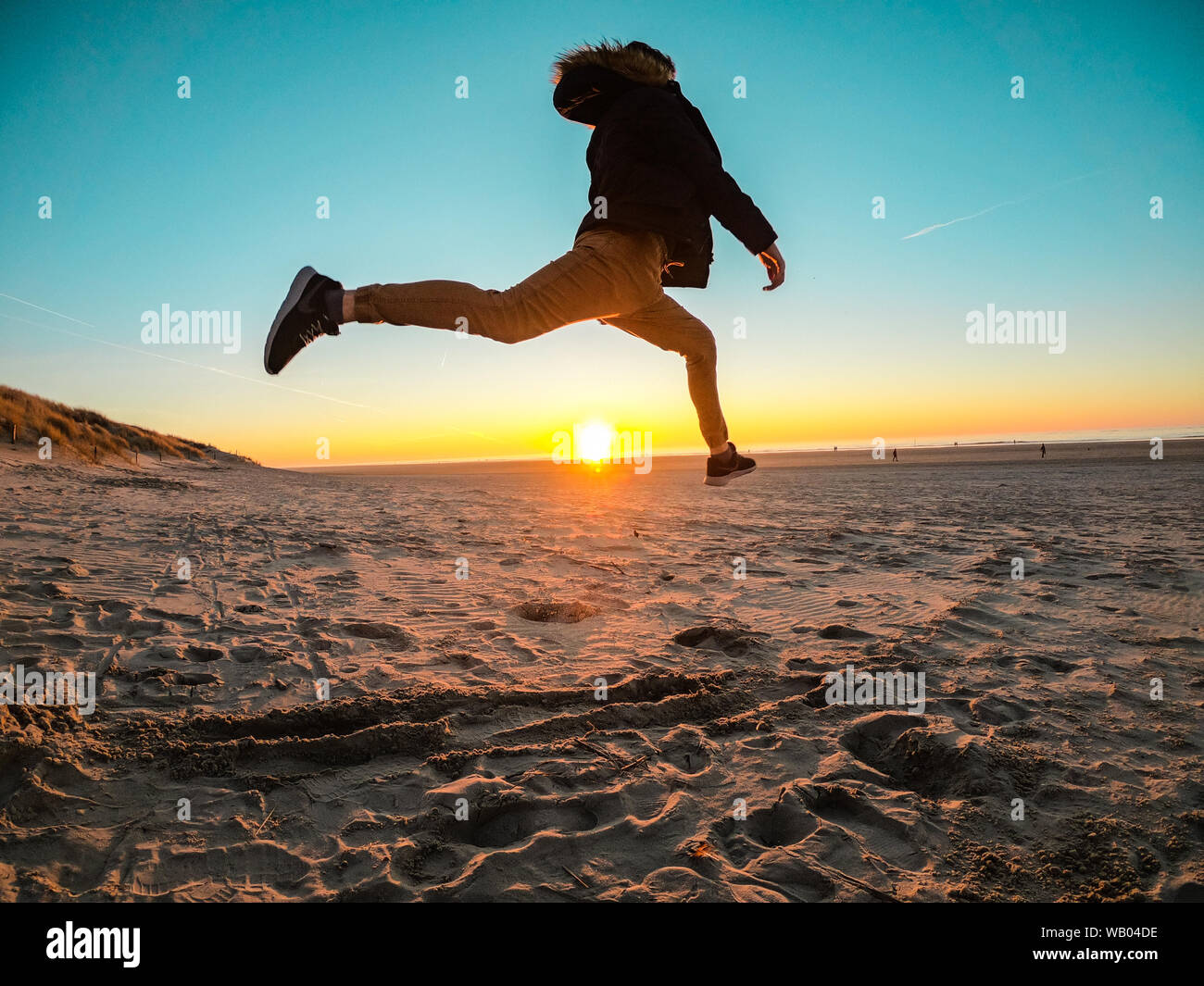 Man jumping back hi-res stock photography and images - Alamy