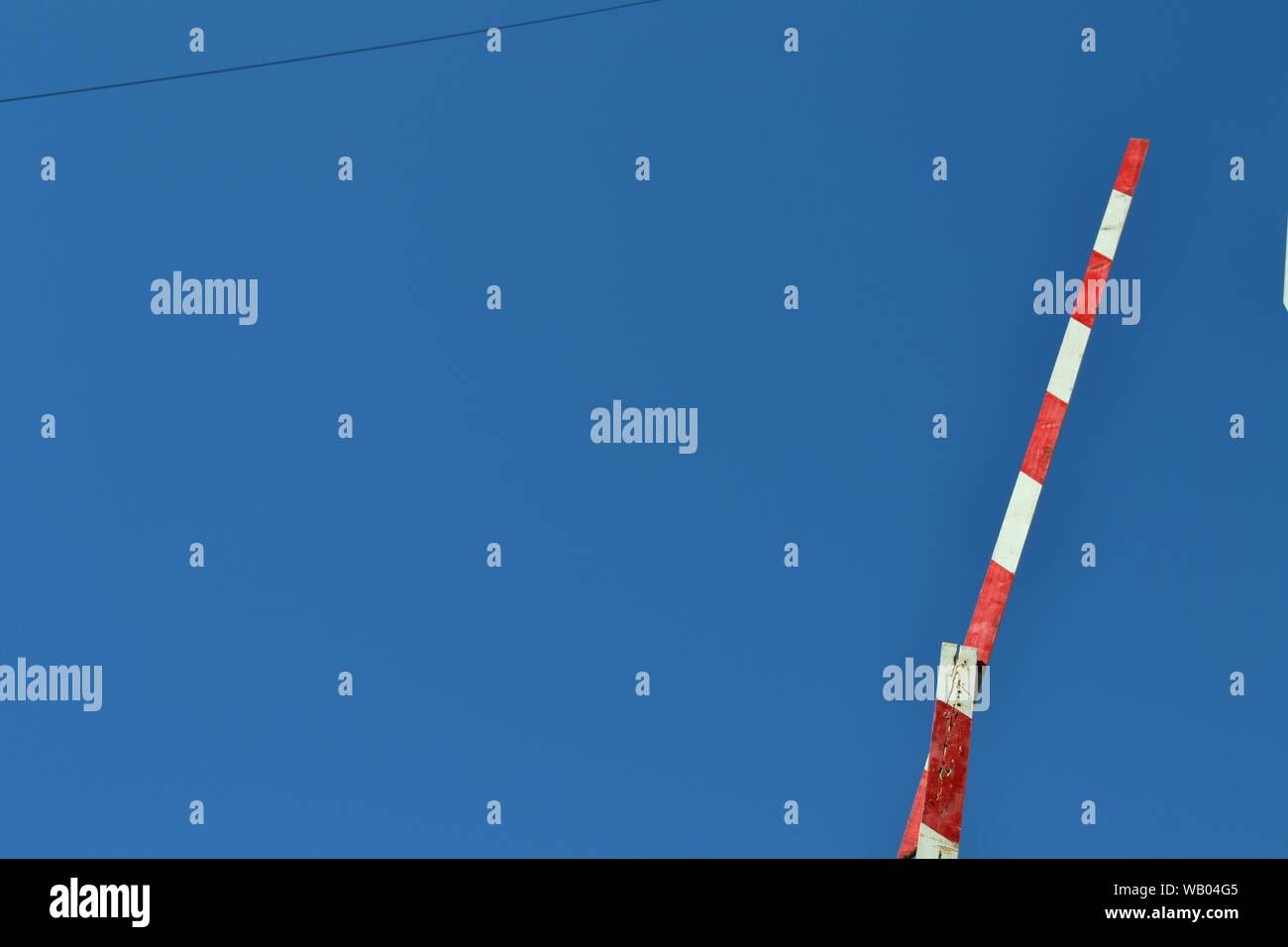 Wide shot white car hi-res stock photography and images - Alamy