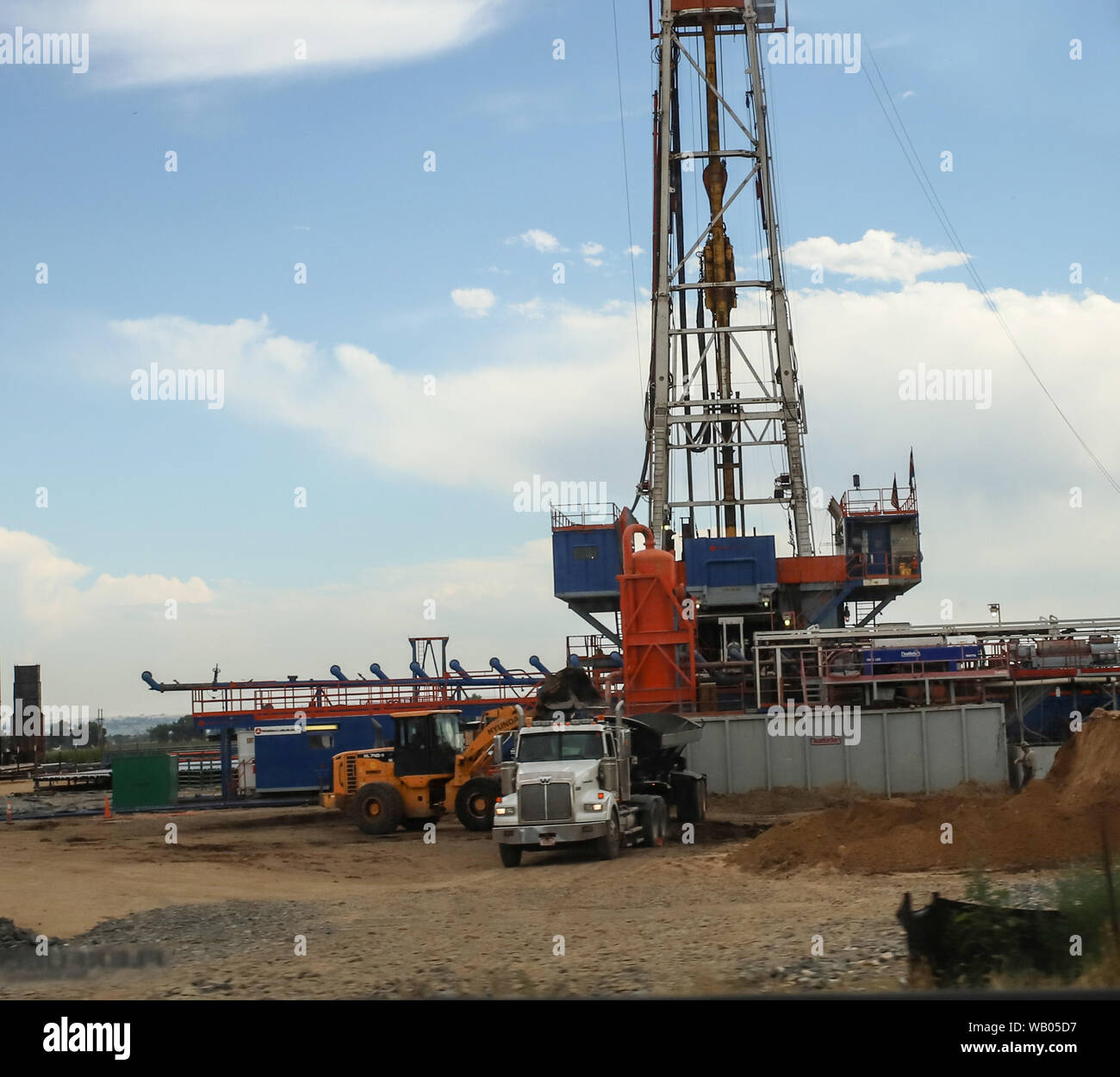Oil derrick hi-res stock photography and images - Alamy