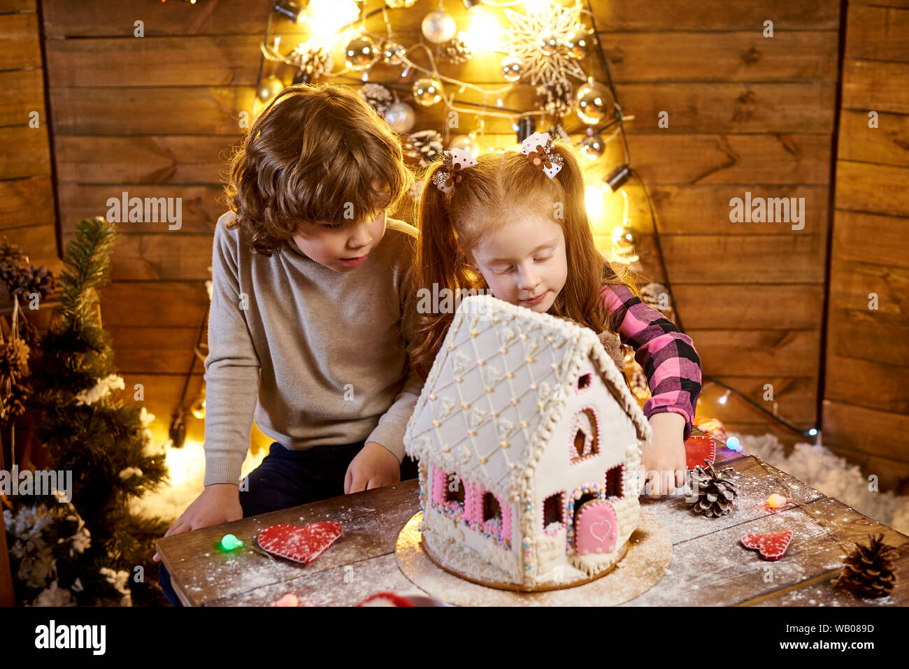 Children excited christmas eve hi-res stock photography and images - Alamy