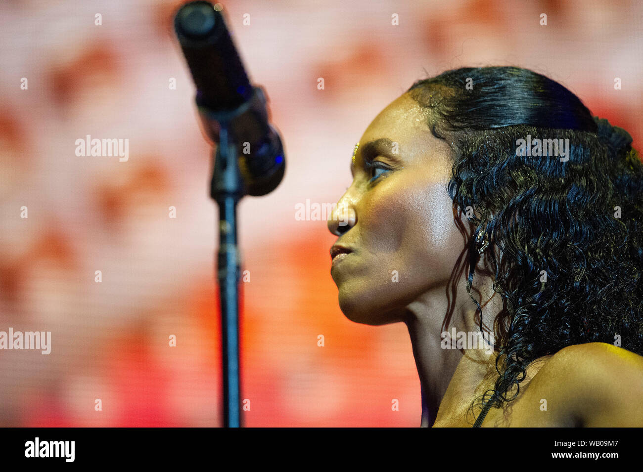 Chilli singer hi-res stock photography and images - Alamy