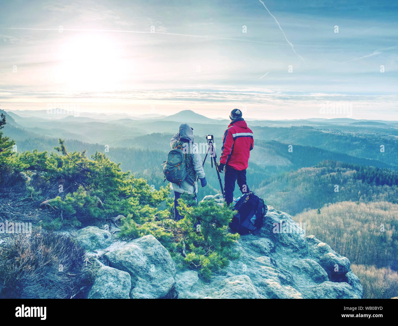 Mountain cliff look down hi-res stock photography and images - Alamy